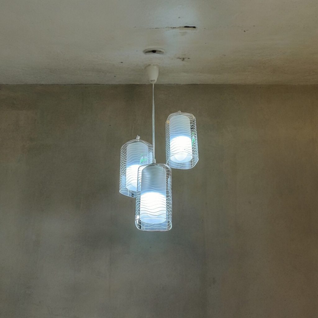 3 White bulb LED ceiling light, with wave design – Thepe Stores